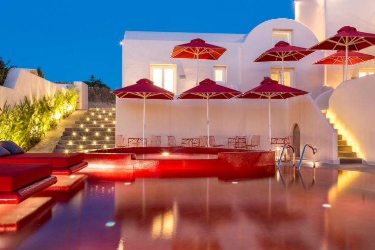 A hotel pool colored in Red, breaks the rules in the Cyclades ...