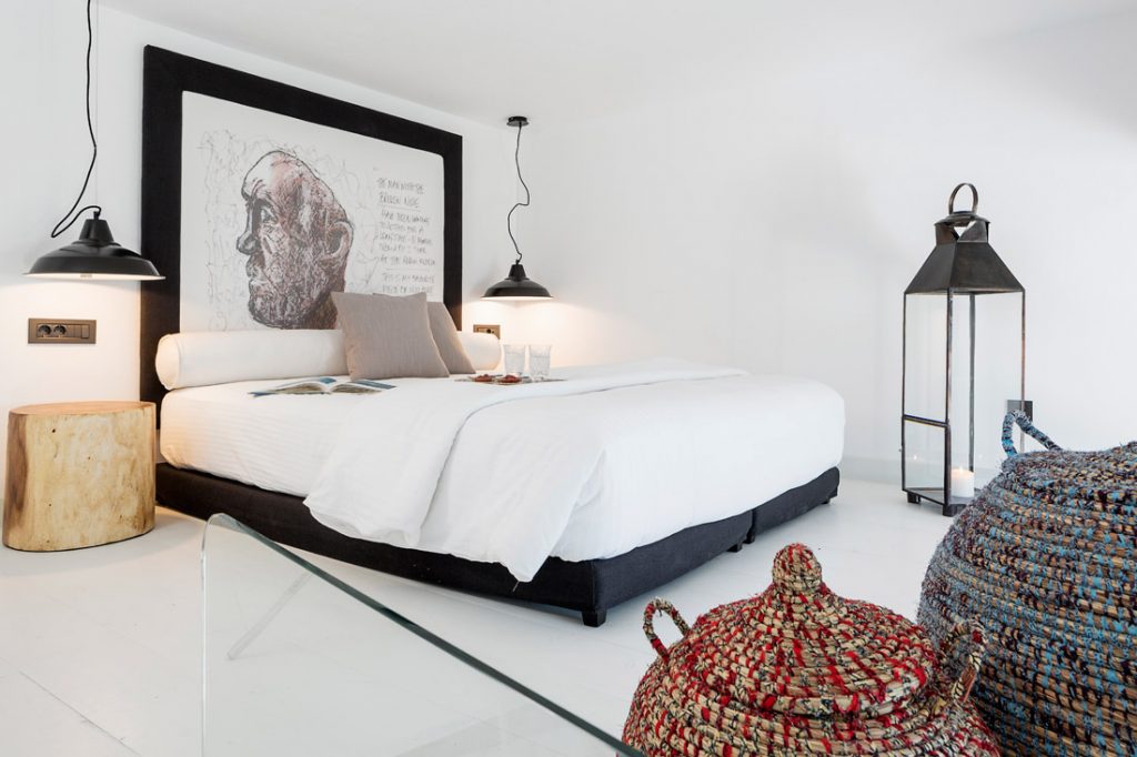 See how a Hotel transforms its beds into a Design reference point ...